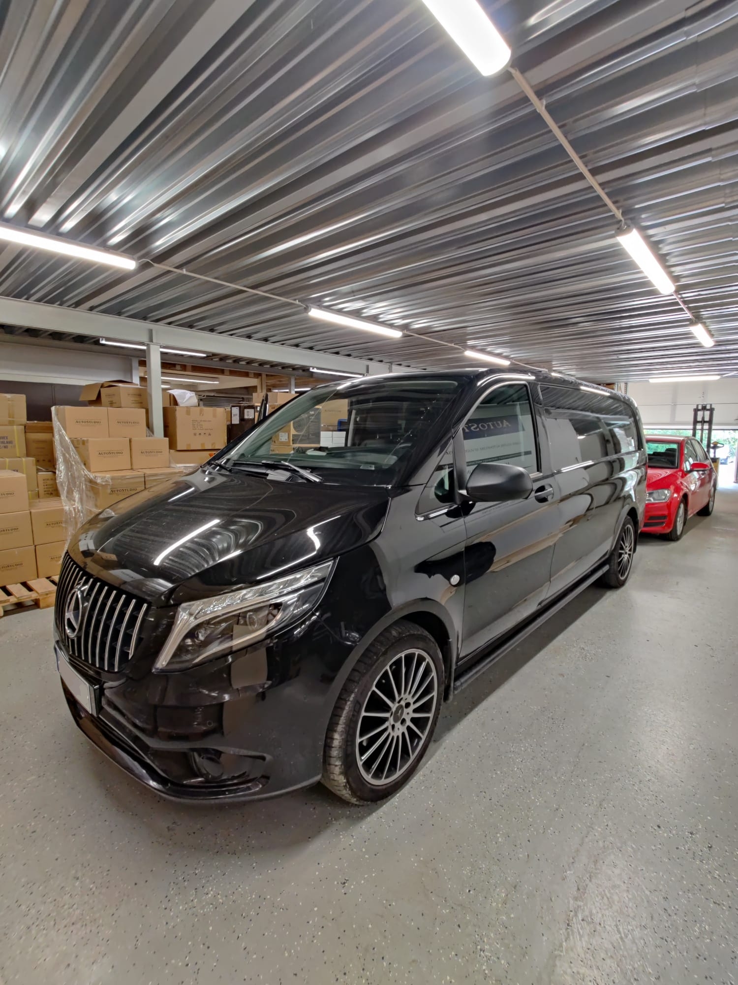 Mercedes Benz Vito 2021 kaiuttimien ja subbarin asennus - Autostudio.fi