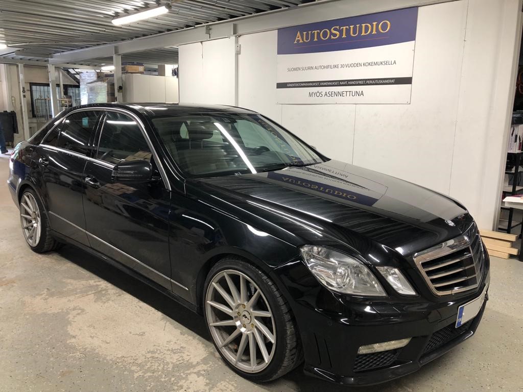 MB W212 2016 kaiuttimien asennus - Autostudio.fi