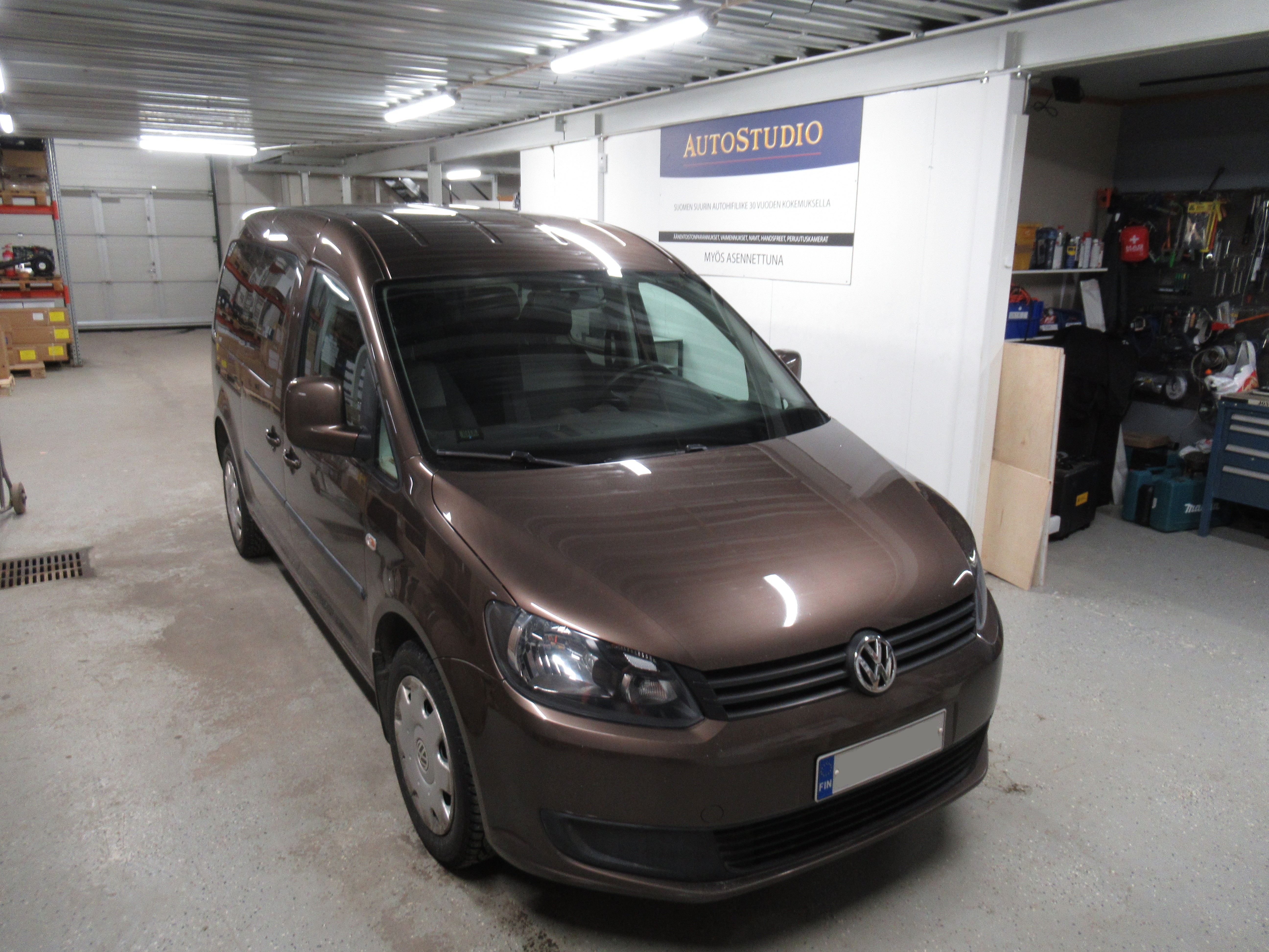 VW Caddy -14 soittimen, kameran ja kaiuttimien asennus - Autostudio.fi