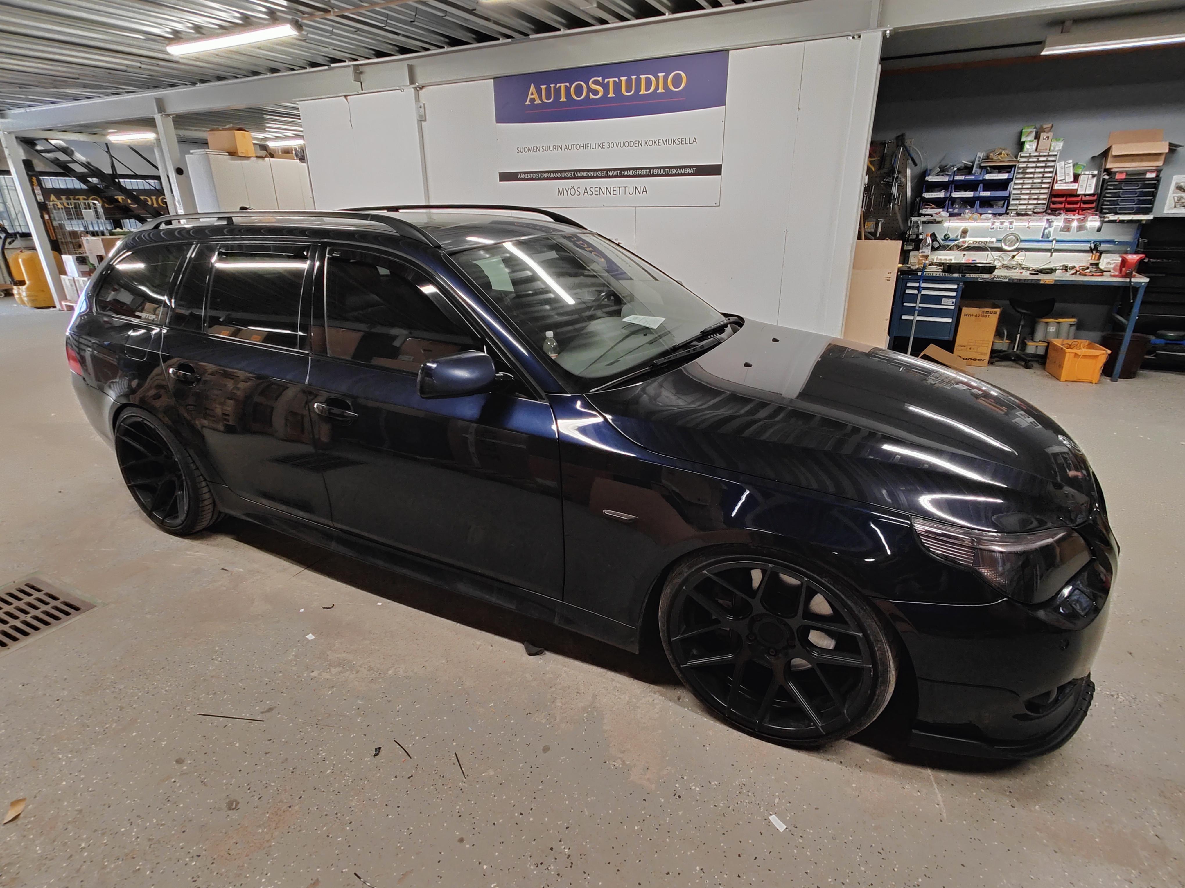 BMW 5-sarja e61 subbarin asennus - Autostudio.fi